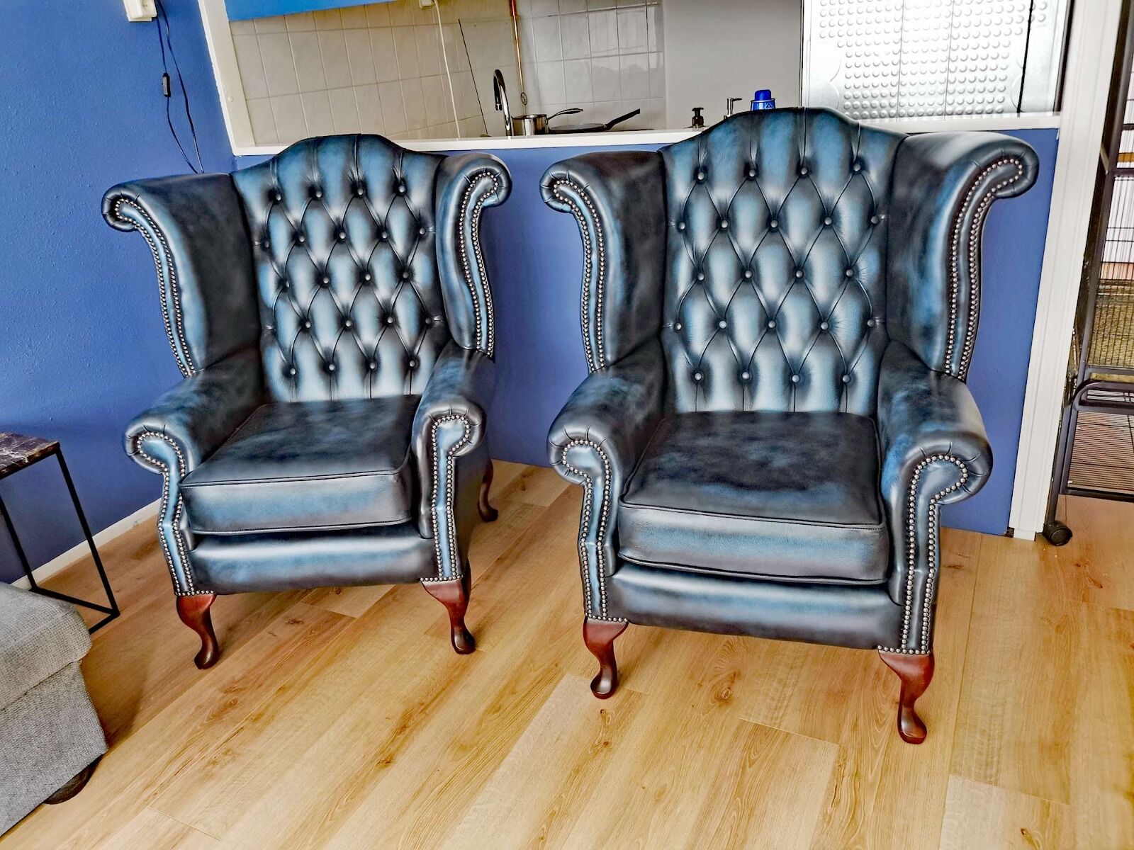 2 x Chesterfield Wing Chairs mit Passendem Queen Anne FuBhocker
