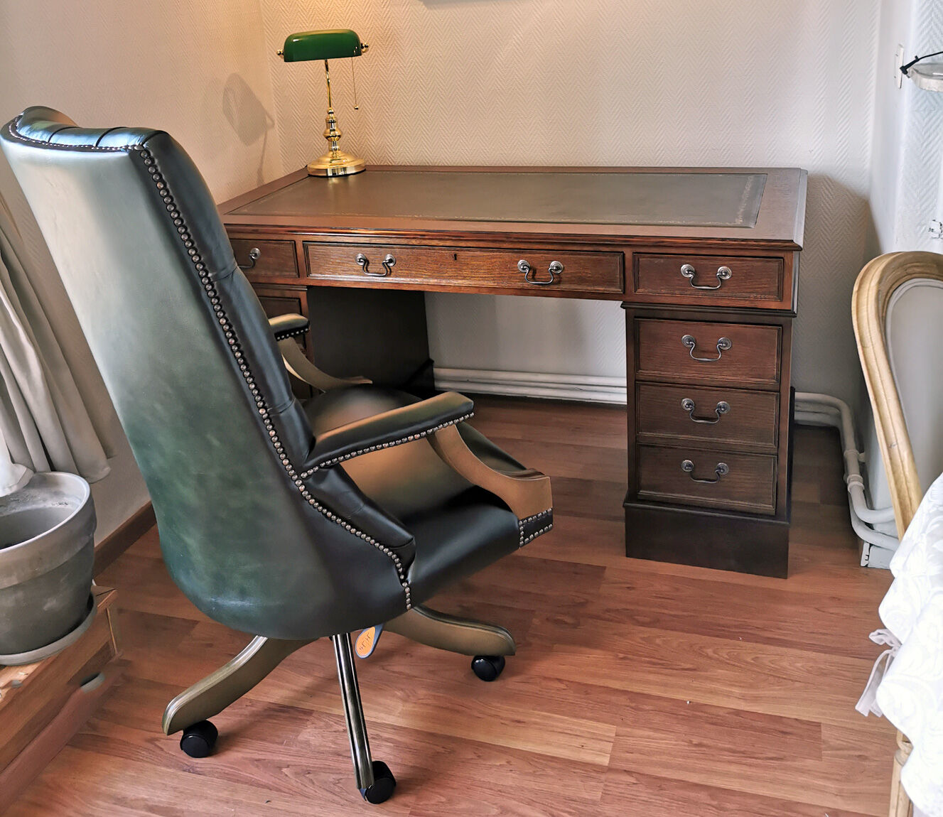 Classic English leather top desk in 4 sizes, mahogany, oak, cherry or ...